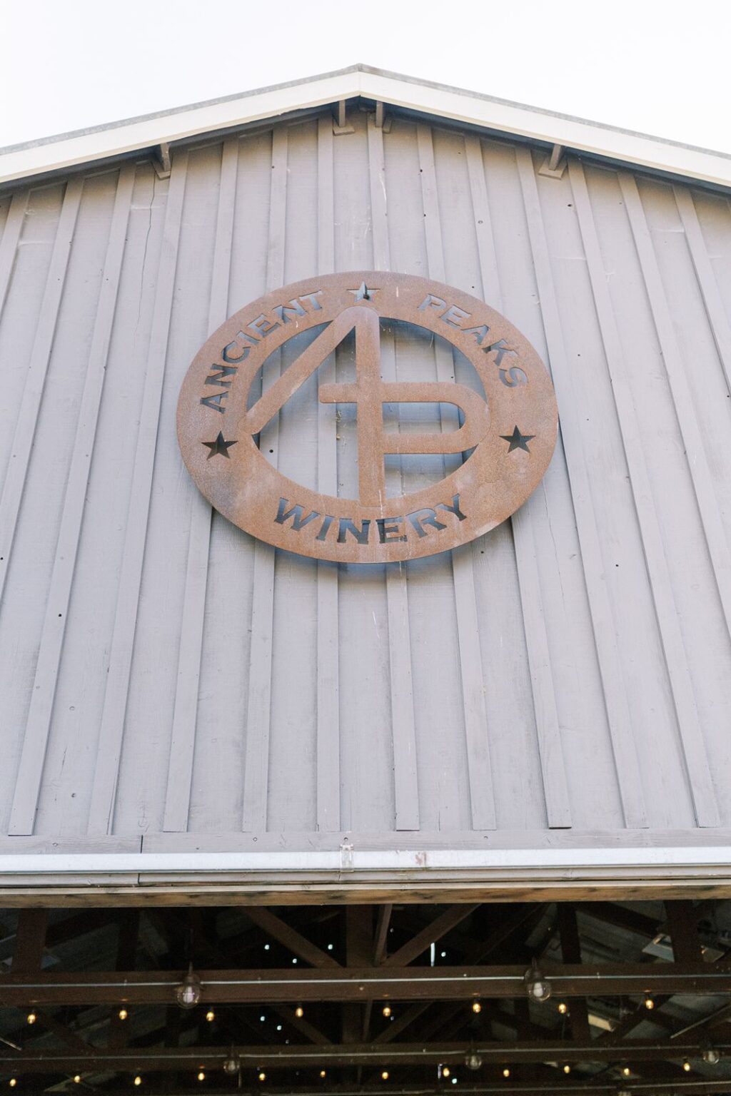 Romantic Oyster Ridge Wedding - heydayweddings.com